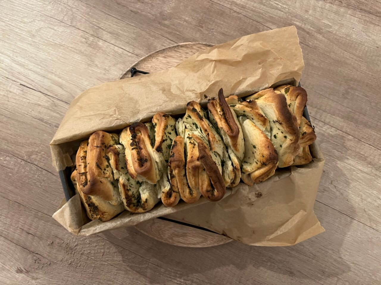 Chlebek czosnkowo-ziołowy rwany - przepis - Blog kulinarny